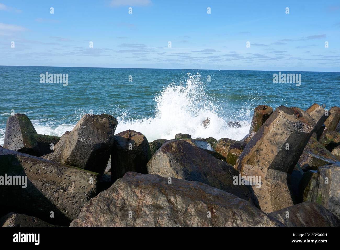 Waves tropical sea hit rocks hi-res stock photography and images - Alamy