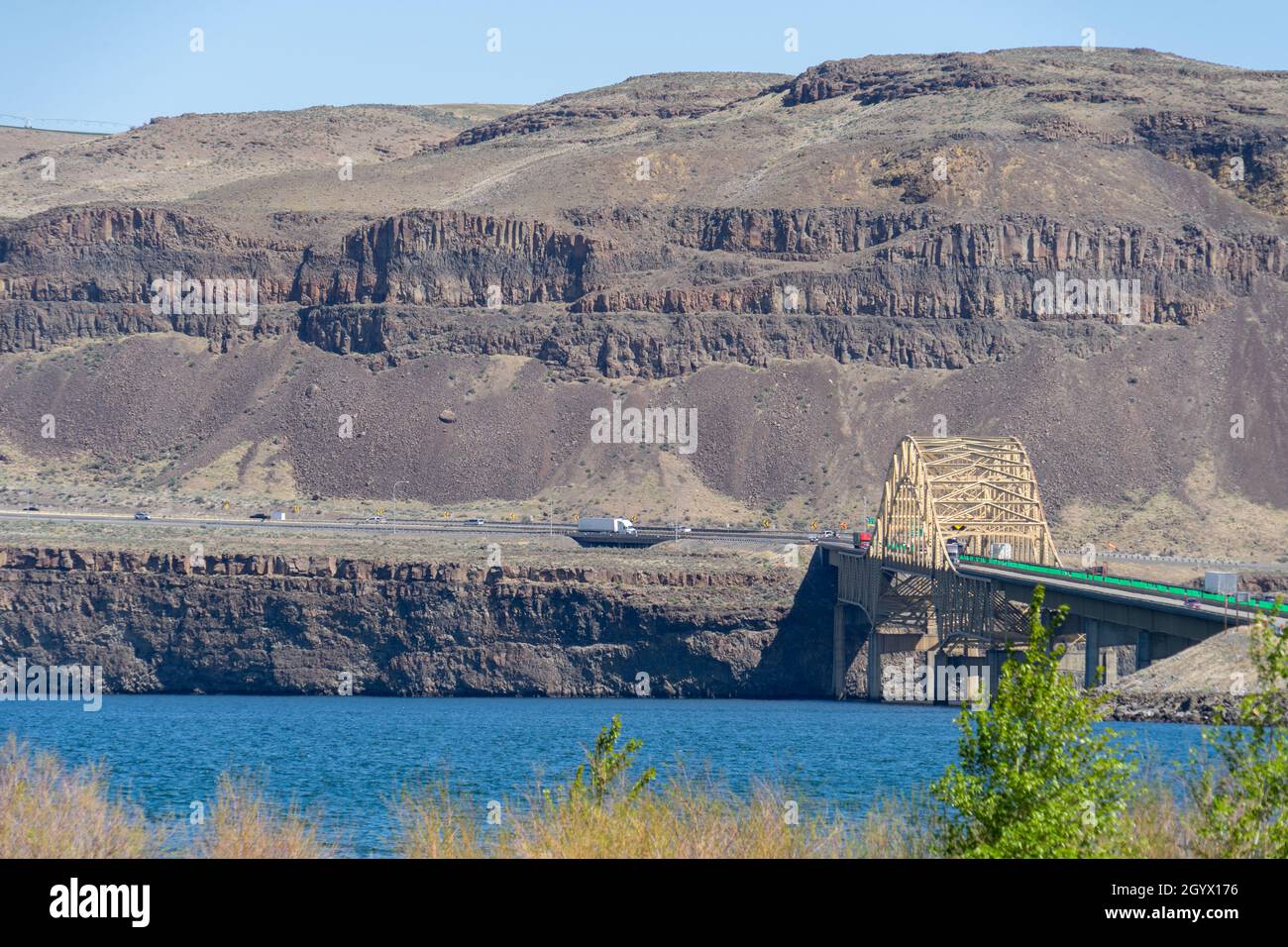 Vantage WA USA, 04-16-2021: I-90 Bridge Over Wanapum Lake as traffic ...