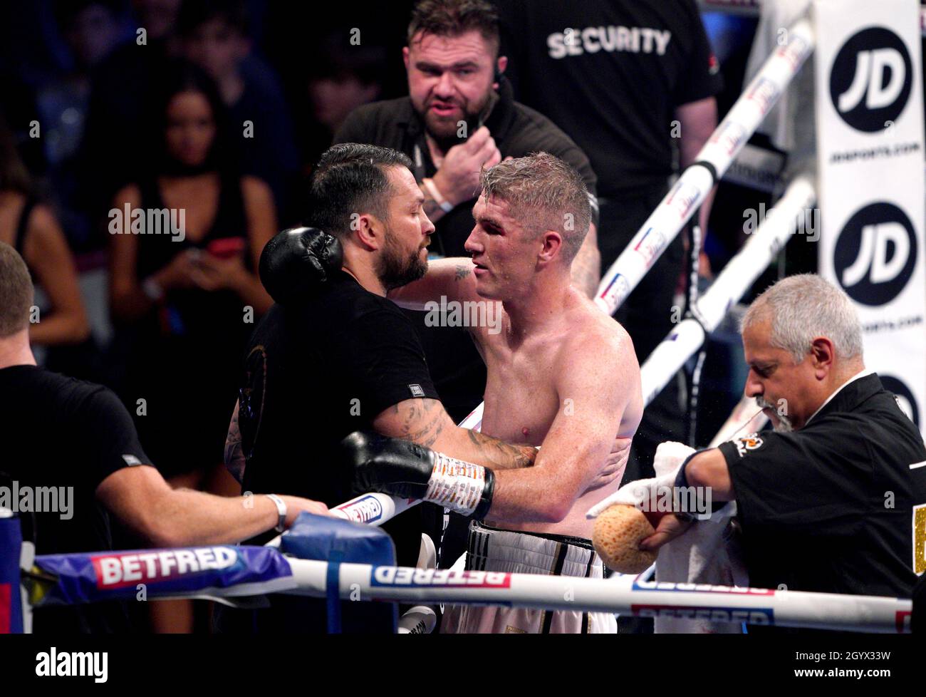 Liam Smith celebrates with his brother Paul Smith after knocking out ...