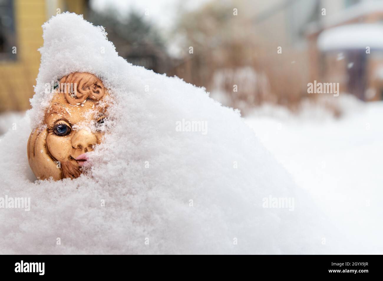 Snow covered gnome hi-res stock photography and images - Alamy