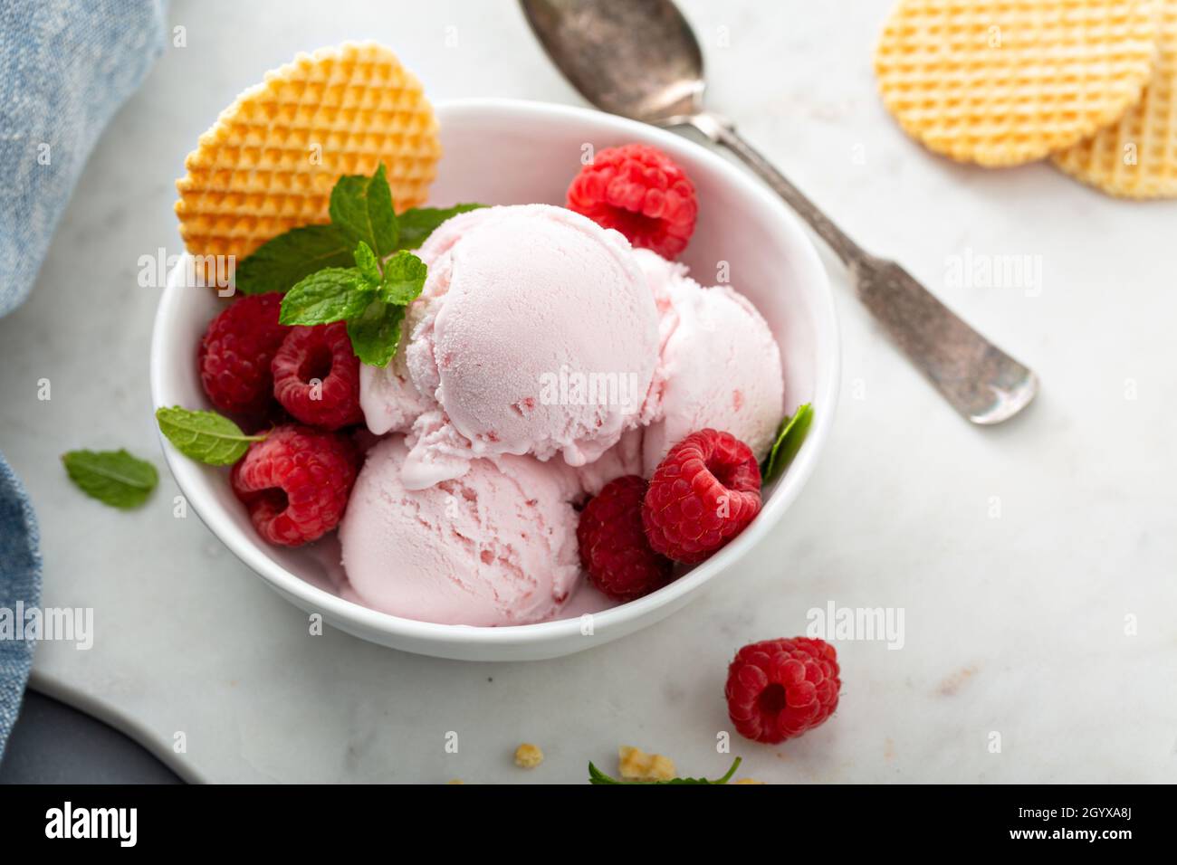 Raspberry ice cream in a bowl with fresh berries Stock Photo - Alamy