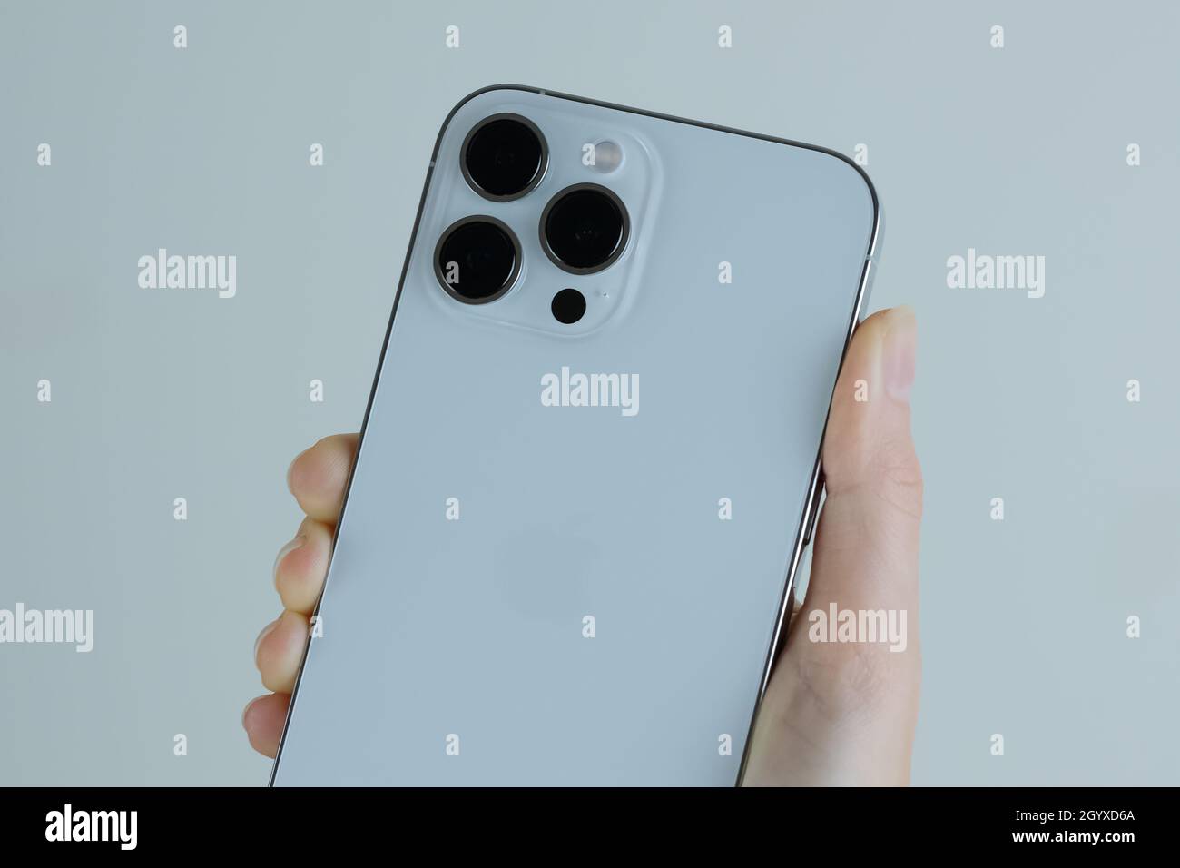 iPhone 13 Pro Max in Silver Stock Photo - Alamy