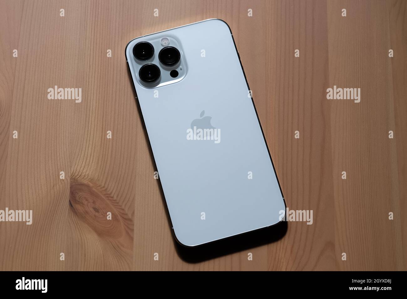 iPhone 13 Pro Max in Silver Stock Photo - Alamy