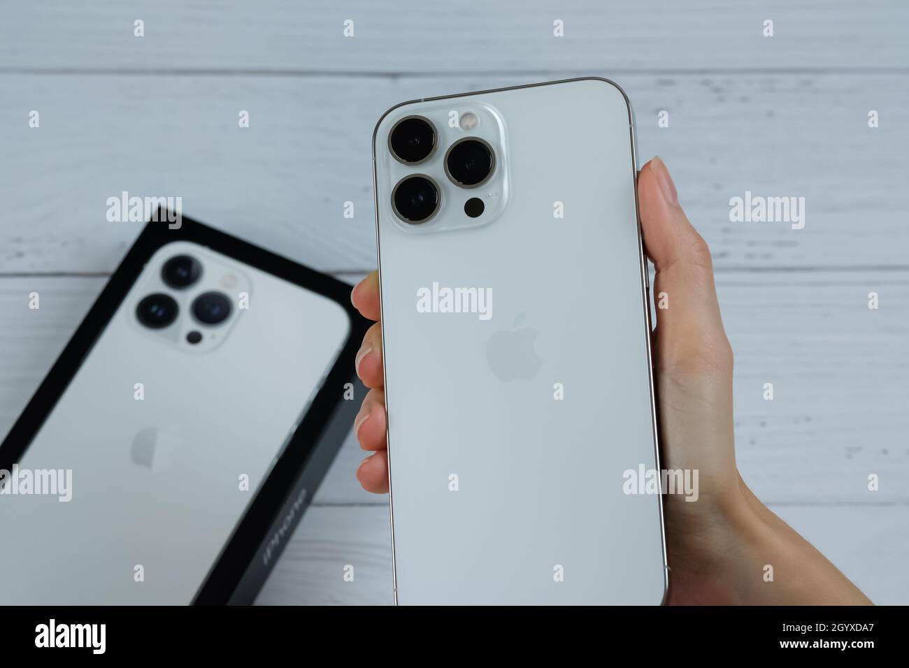 iPhone 13 Pro Max in Silver Stock Photo - Alamy