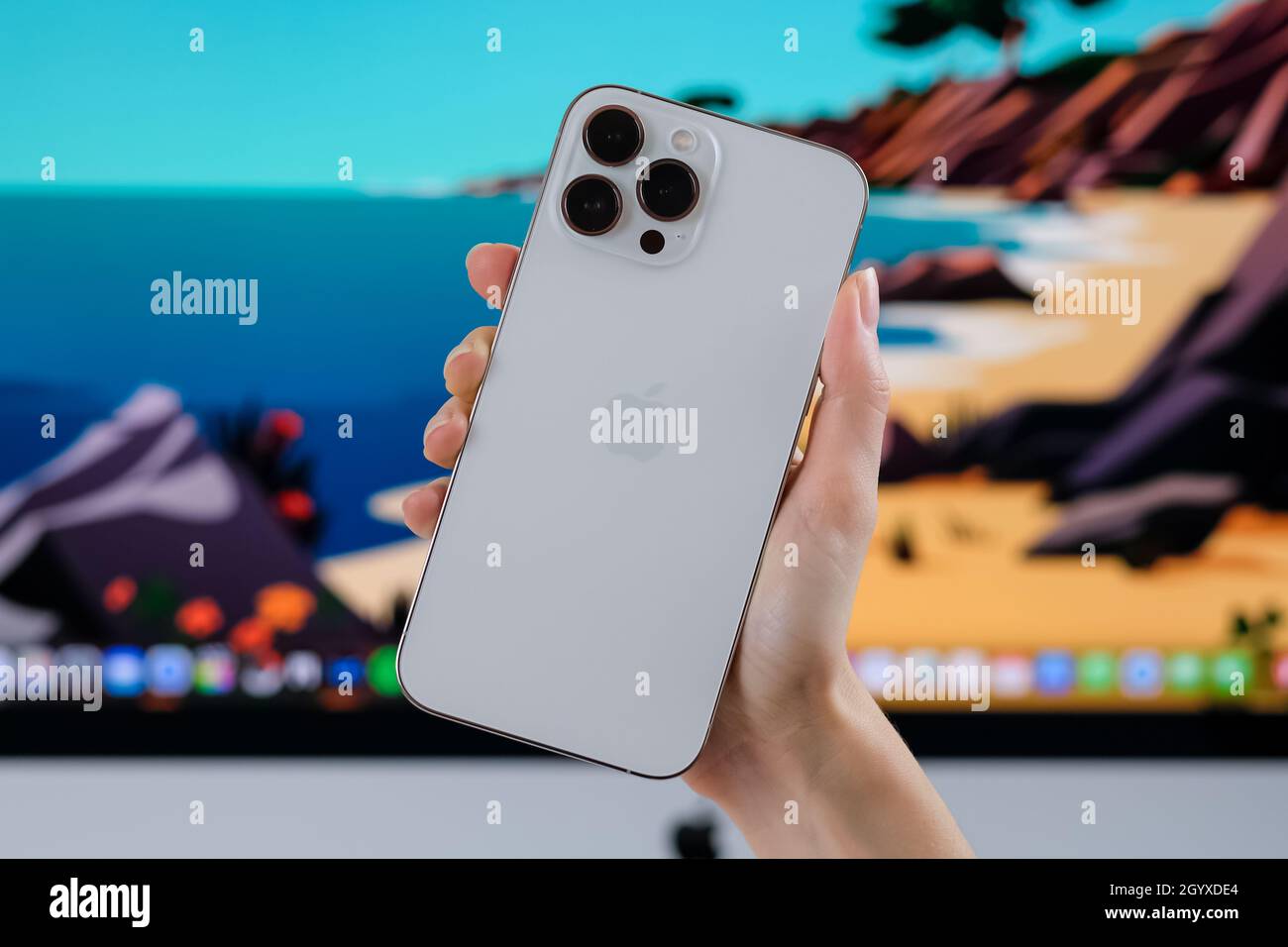iPhone 13 Pro Max in Silver Stock Photo - Alamy
