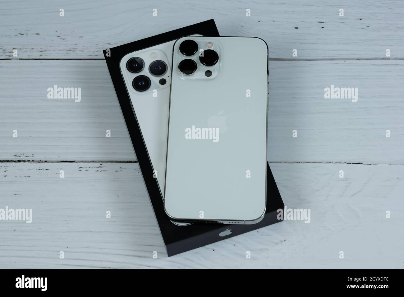 Iphone 13 pro max silver hi-res stock photography and images - Alamy