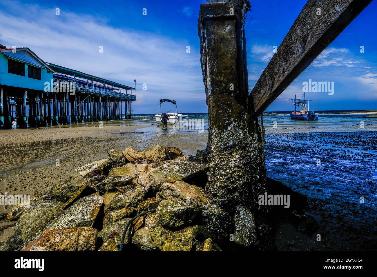 Ramshackle wooden structures hi-res stock photography and images - Alamy