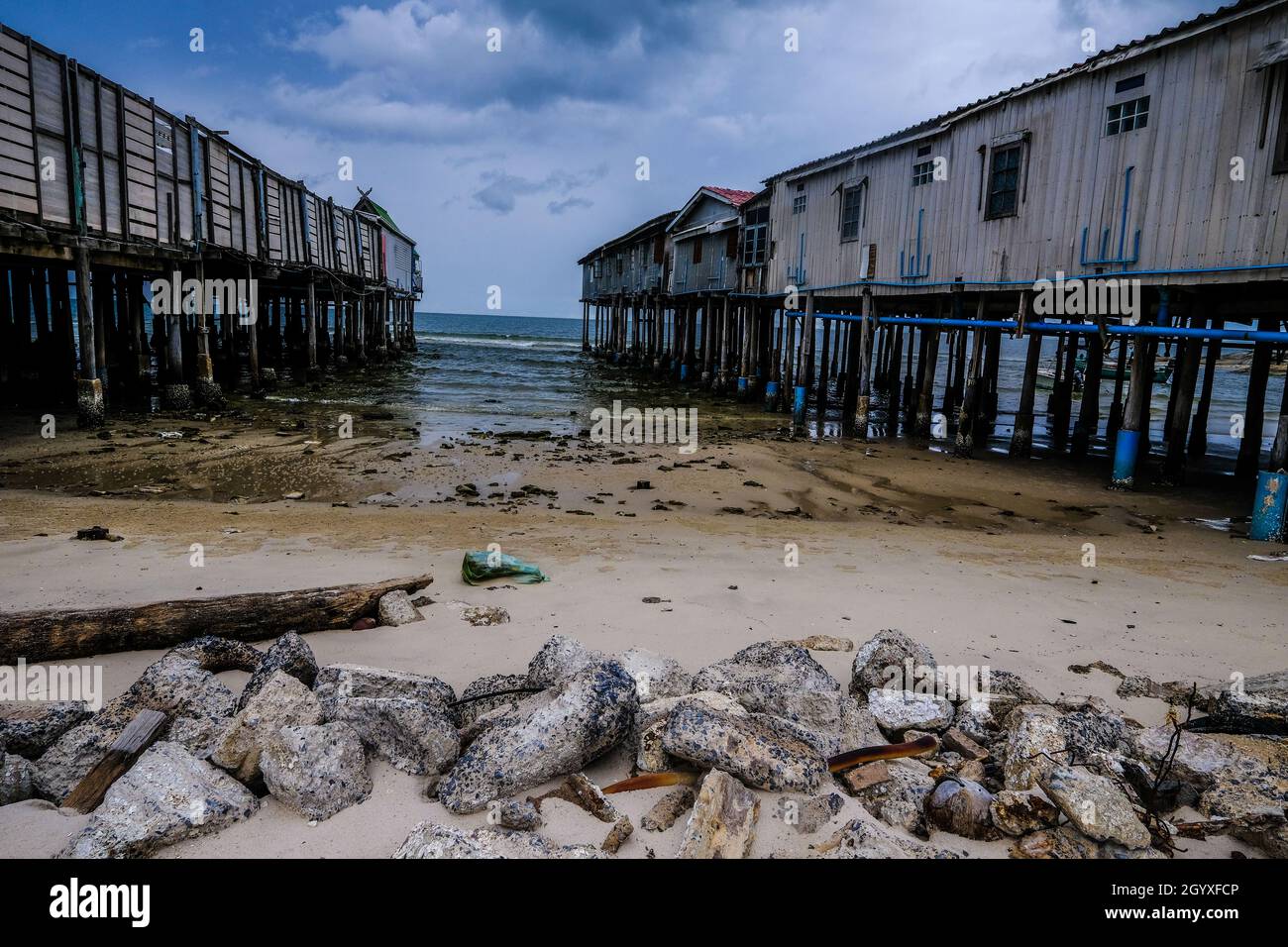Ramshackle wooden structures hi-res stock photography and images - Alamy