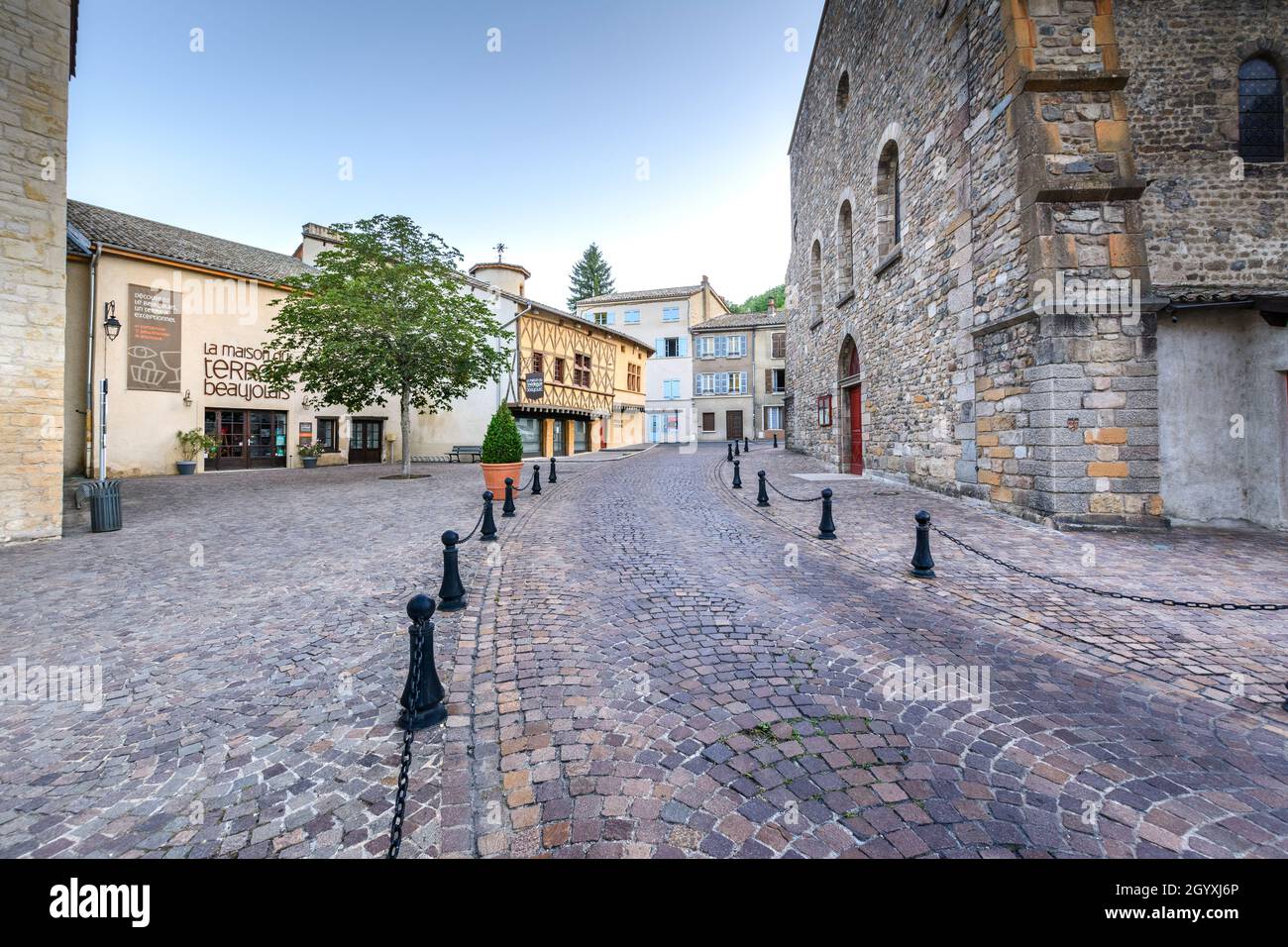 Village centre and wine shop hi-res stock photography and images - Alamy