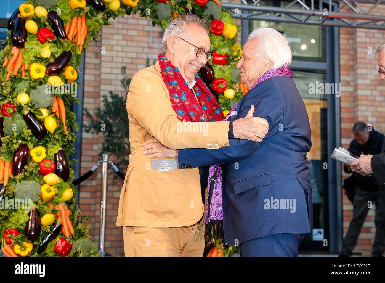 Berlin, Germany. 09th Oct, 2021. Dieter Kosslick (l) and Eckart ...