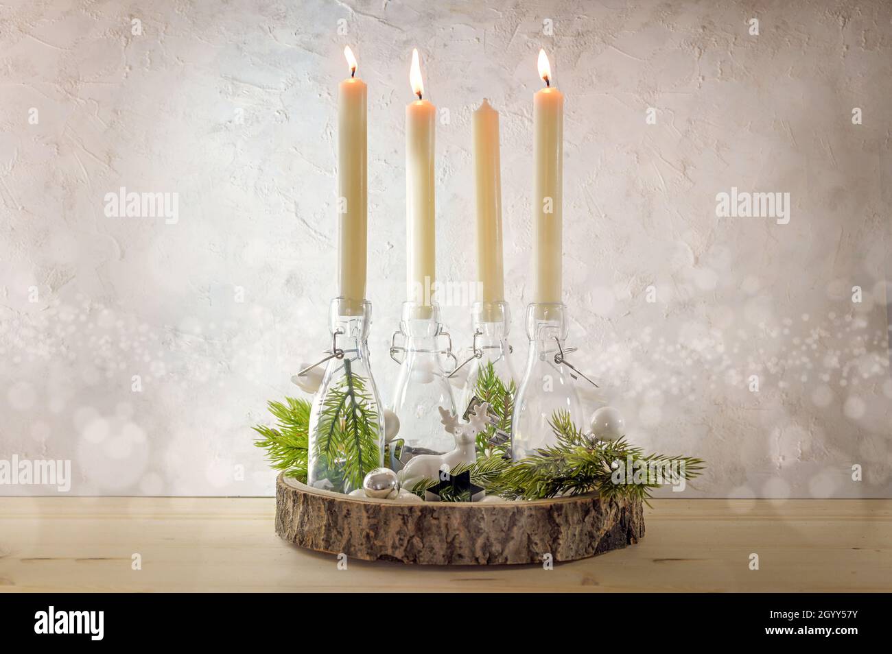 Lit advent wreath hi-res stock photography and images - Alamy
