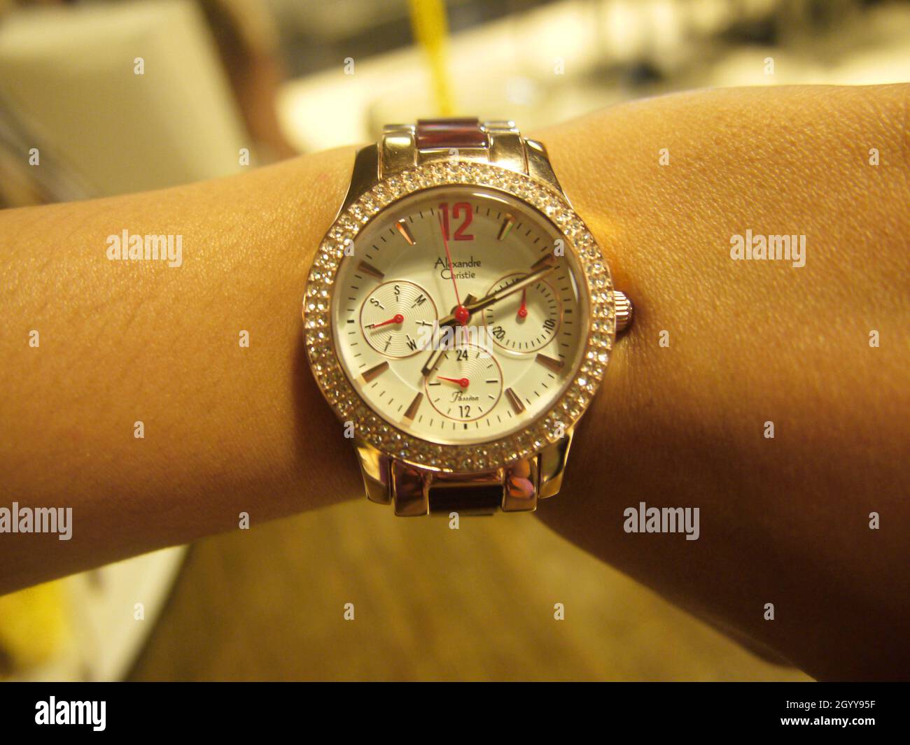 Hand watch clock hi-res stock photography and images - Alamy