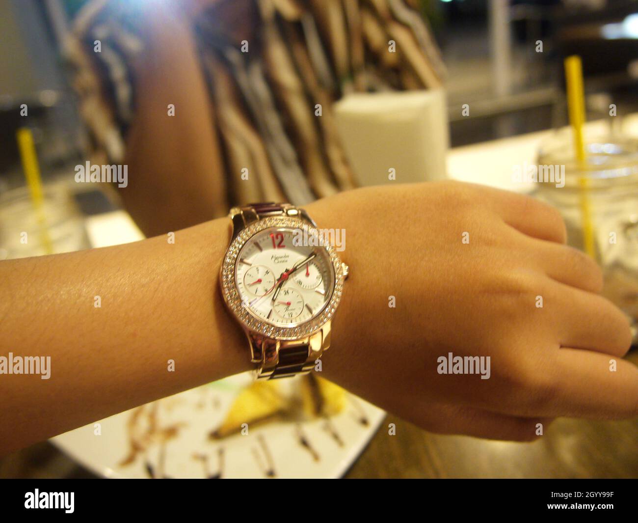 Hand watch clock hi-res stock photography and images - Alamy