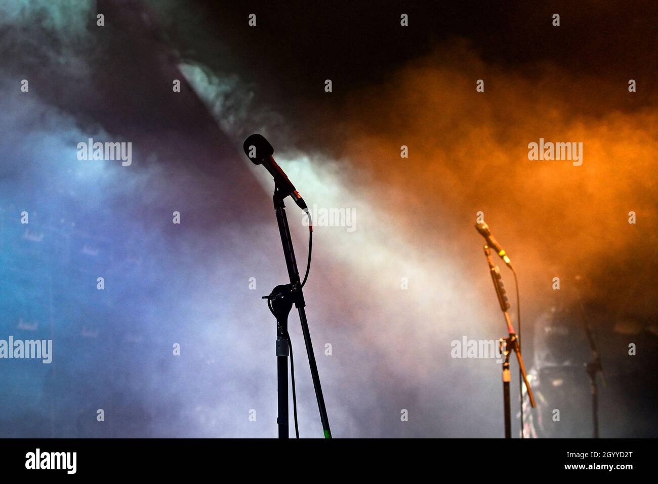 Stage spotlight microphone hi-res stock photography and images - Alamy