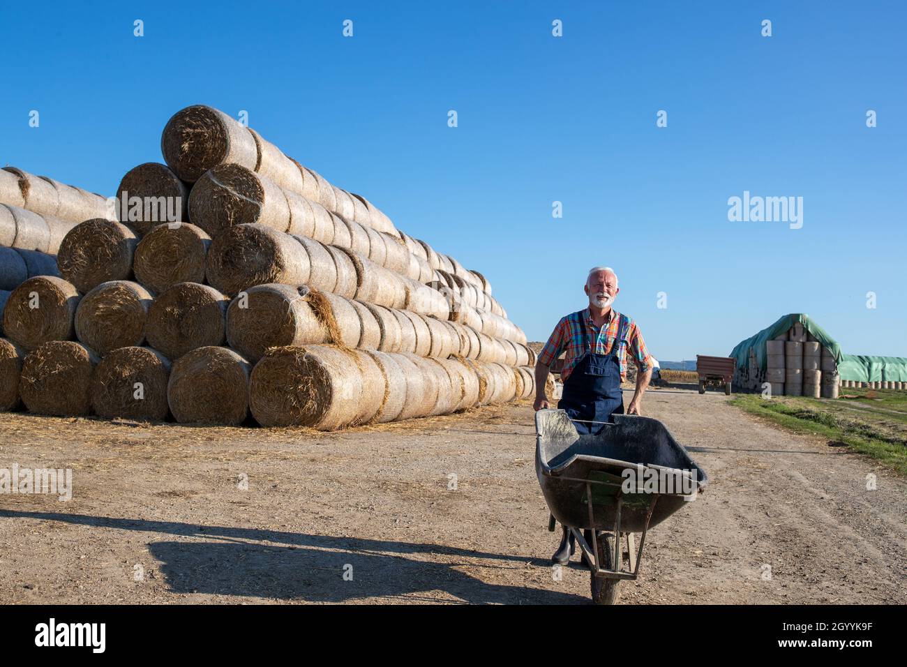 Old people pushing their barrow hi-res stock photography and images - Alamy