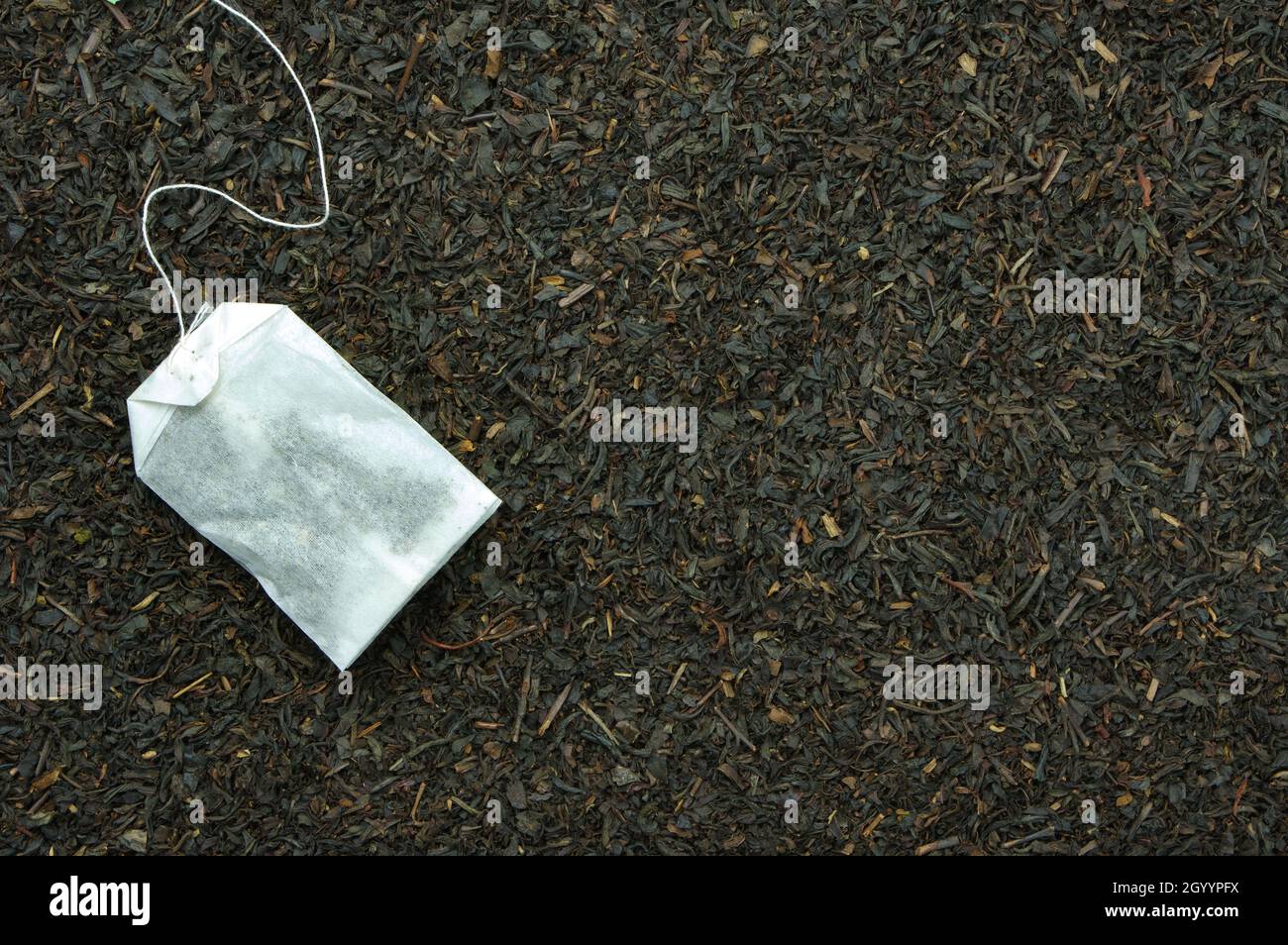 tea bag Black tea leaves top view backdrop. close-up detail background ...