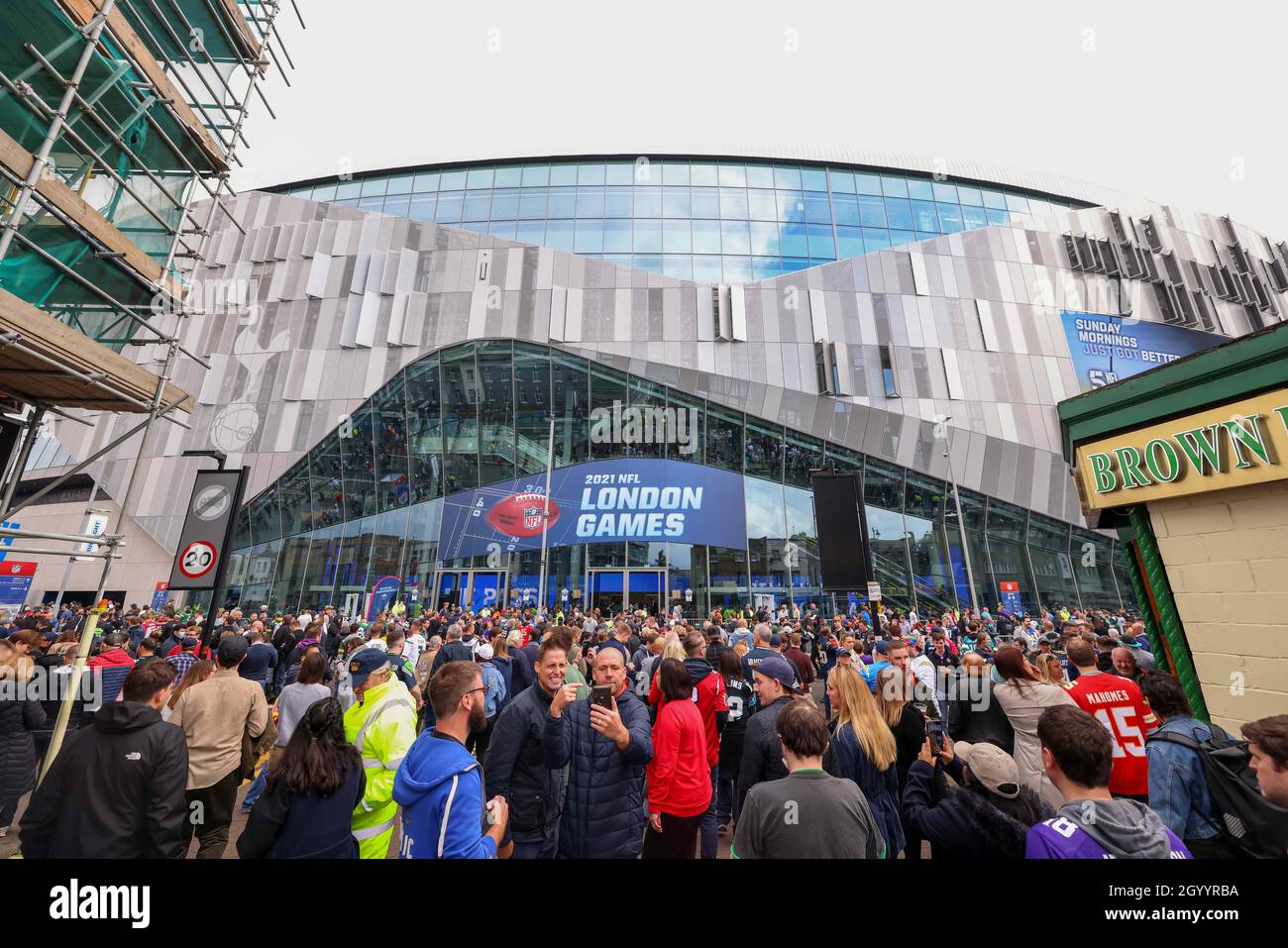 Tottenham hotspur fans outside tottenham hotspur stadium hi-res stock ...