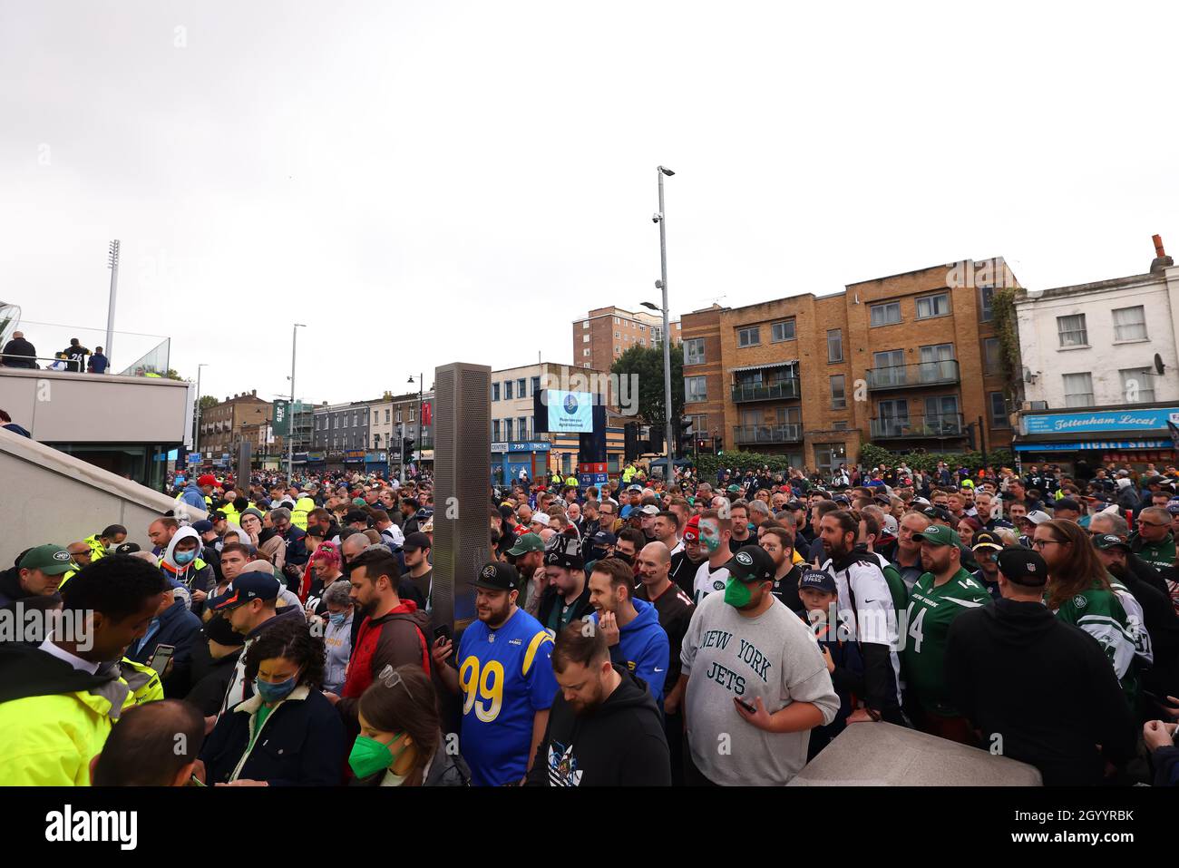 Tottenham hotspur fans outside tottenham hotspur stadium hi-res stock ...