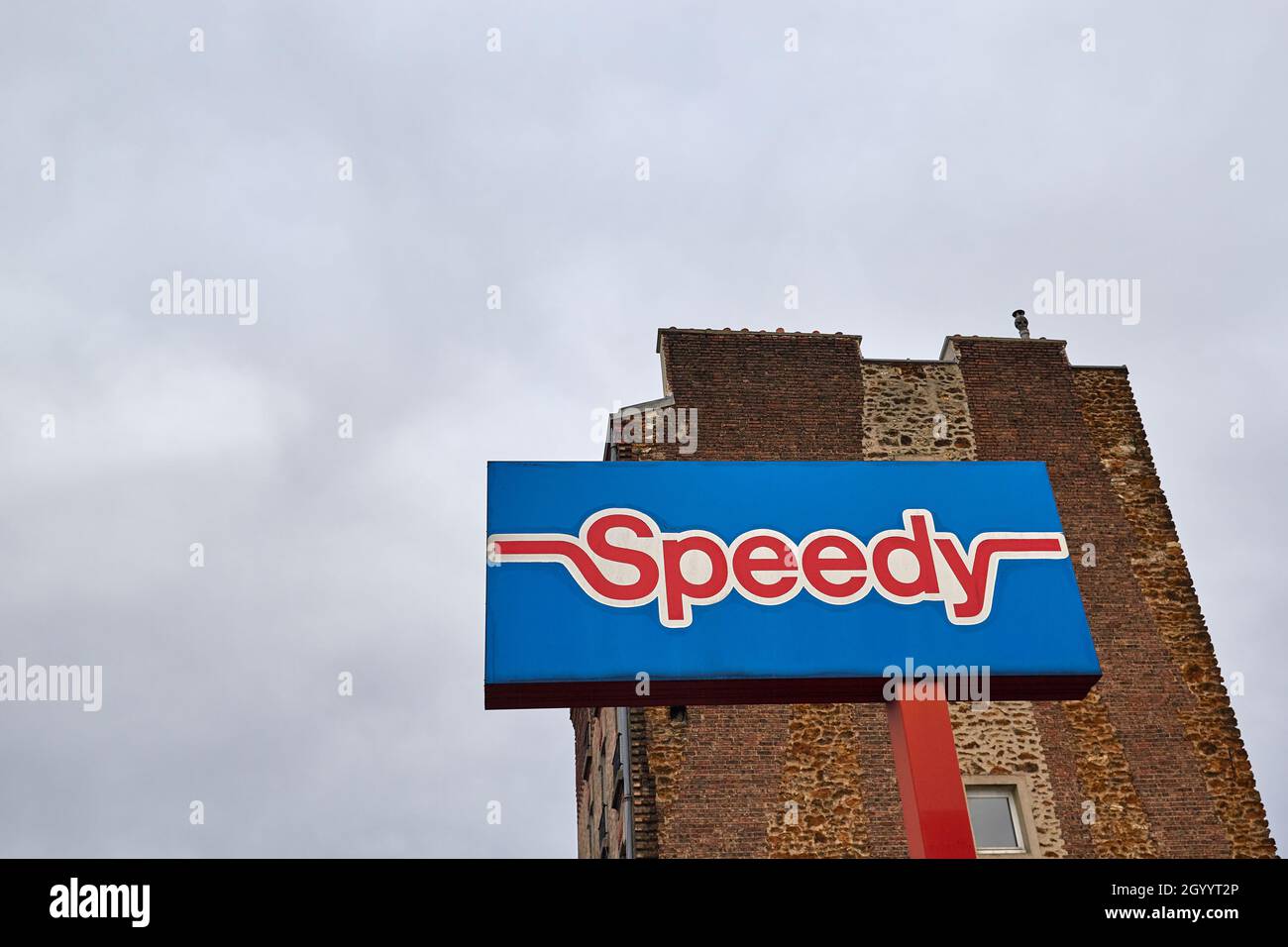 Auto center sign hi-res stock photography and images - Alamy