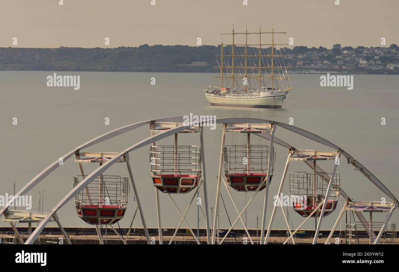 Golden horizon sailing ship hi-res stock photography and images - Alamy