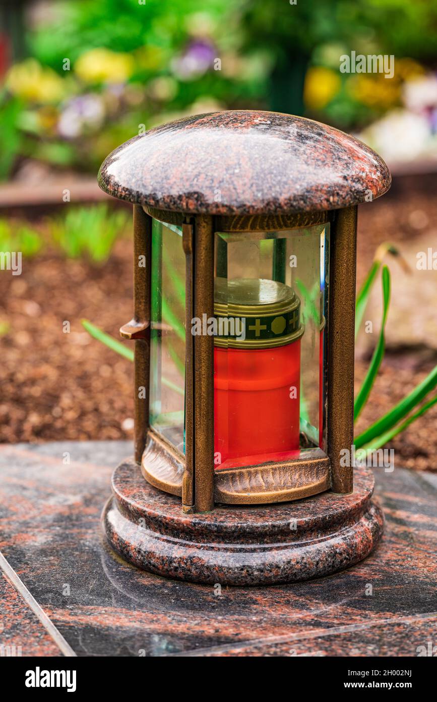 memorial candles light on grave Stock Photo - Alamy