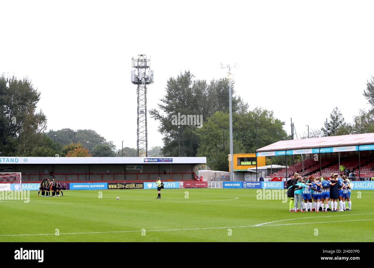 Tottenham hotspur players huddle hi-res stock photography and images ...