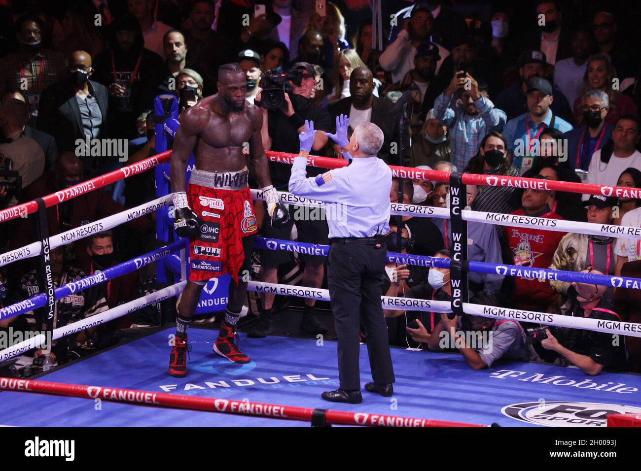 Boxing referee count hi-res stock photography and images - Alamy