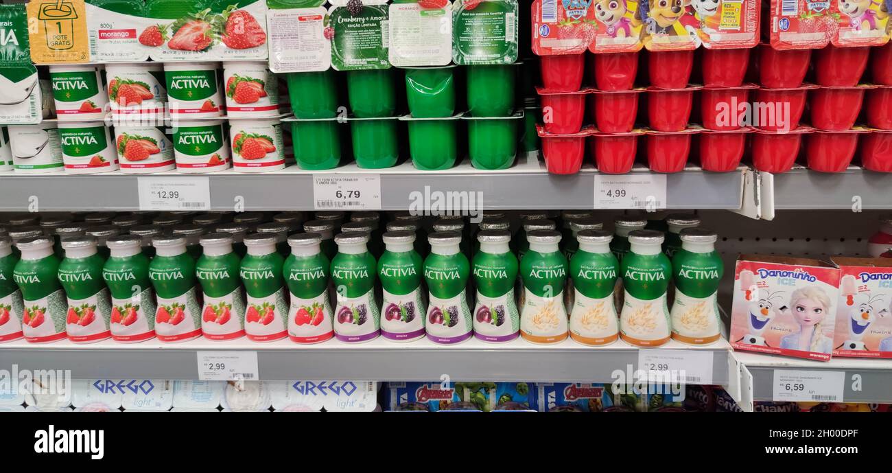 Supermarket yoghurt display hi-res stock photography and images - Alamy