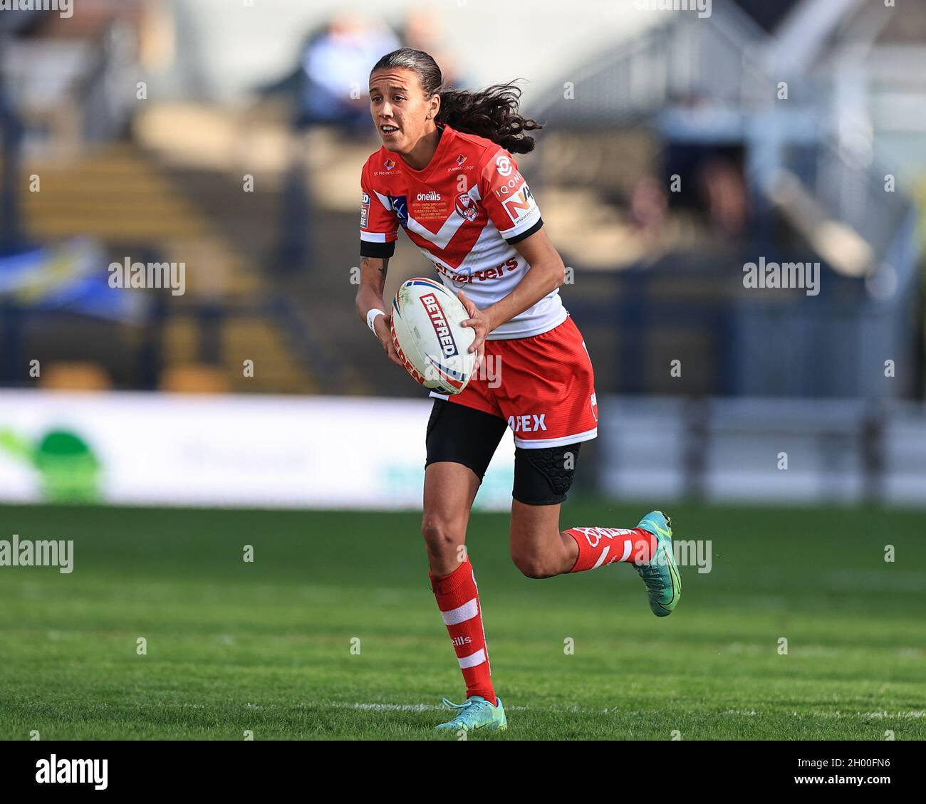 Zoe Harris #6 of St Helens breaks away Stock Photo - Alamy