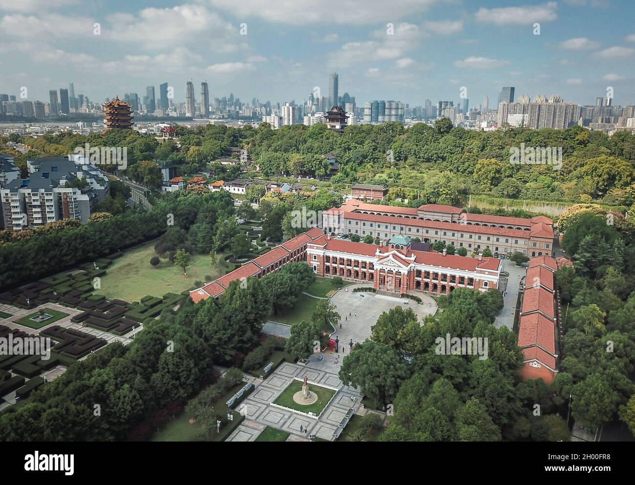 (211010) -- WUHAN, Oct. 10, 2021 (Xinhua) -- Aerial photo taken on Sept ...