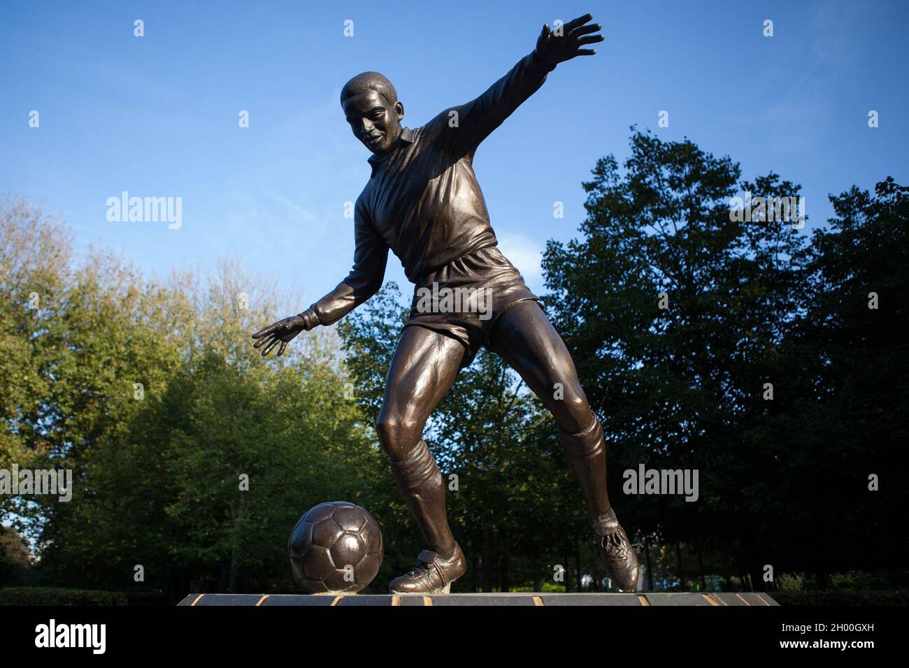 Statue of Laurie Cunningham in Leytonstone, London, UK Stock Photo - Alamy
