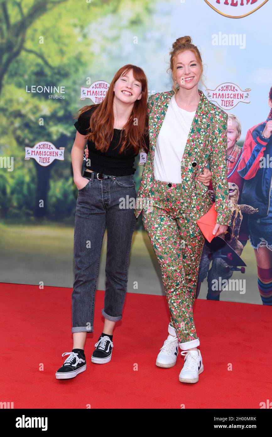 Munich, Germany. 10th Oct, 2021. Emilia Maier (l), actress, and Marleen Lohse, actress, arrive ...