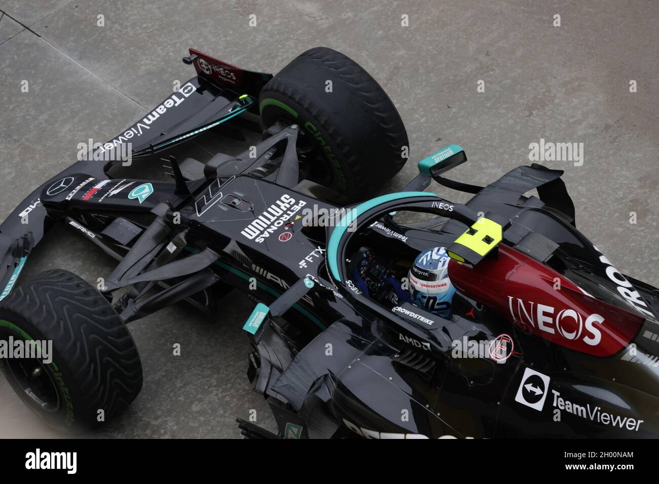 Mercedes amg f1 pirelli tyres hi-res stock photography and images - Alamy