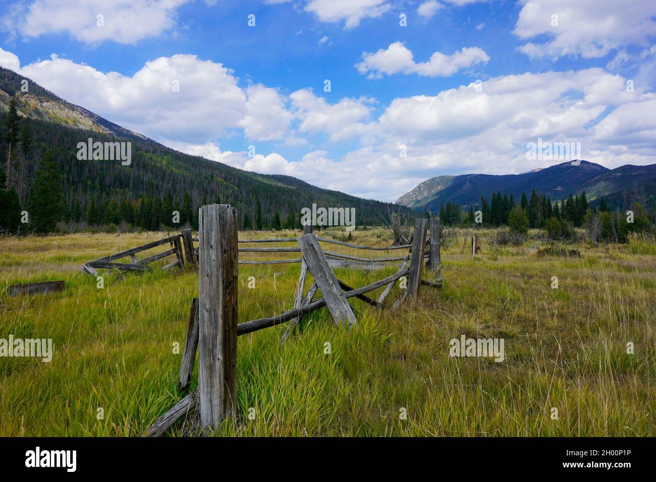 Old split rail fence log hi-res stock photography and images - Alamy