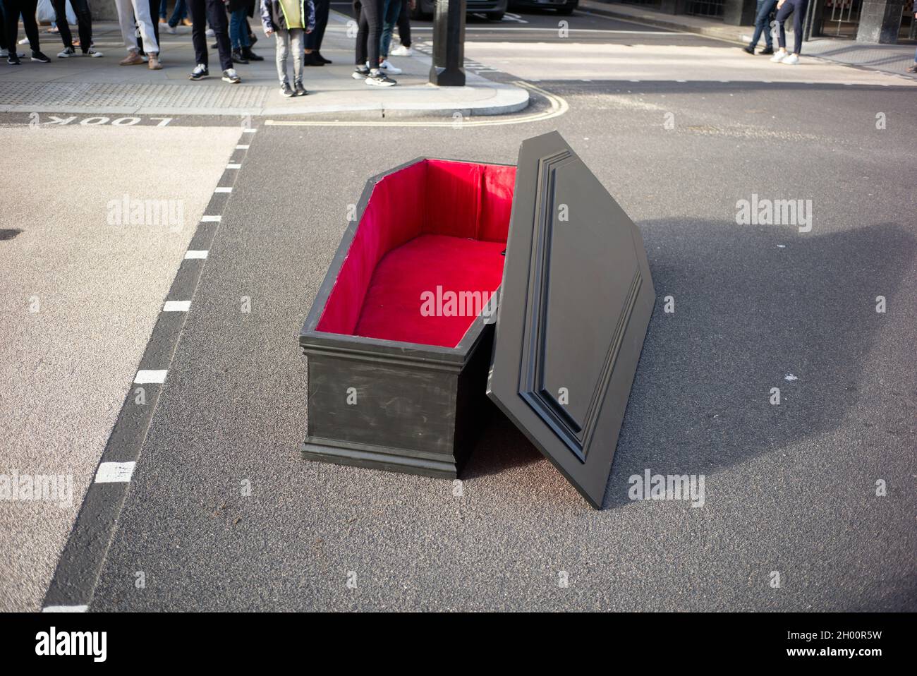 Open coffin empty hi-res stock photography and images - Alamy