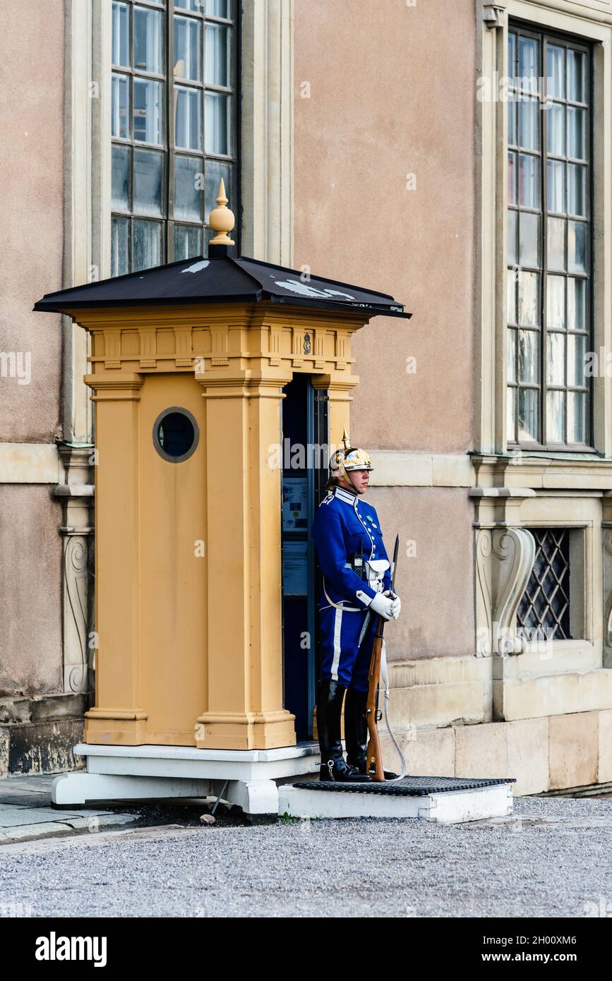 Royal palace army uniform hi-res stock photography and images - Alamy