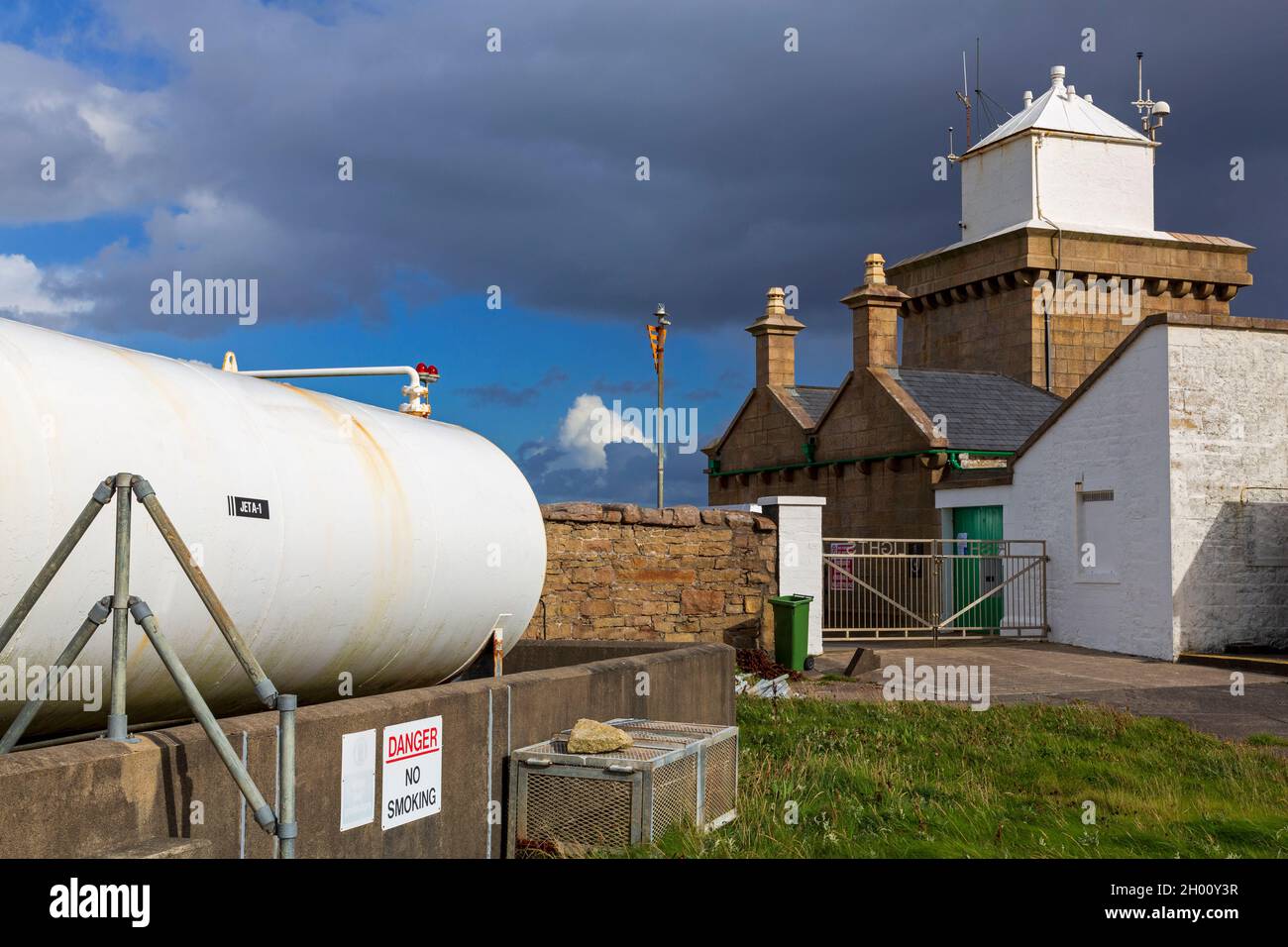 Jet fuel tank hi-res stock photography and images - Alamy