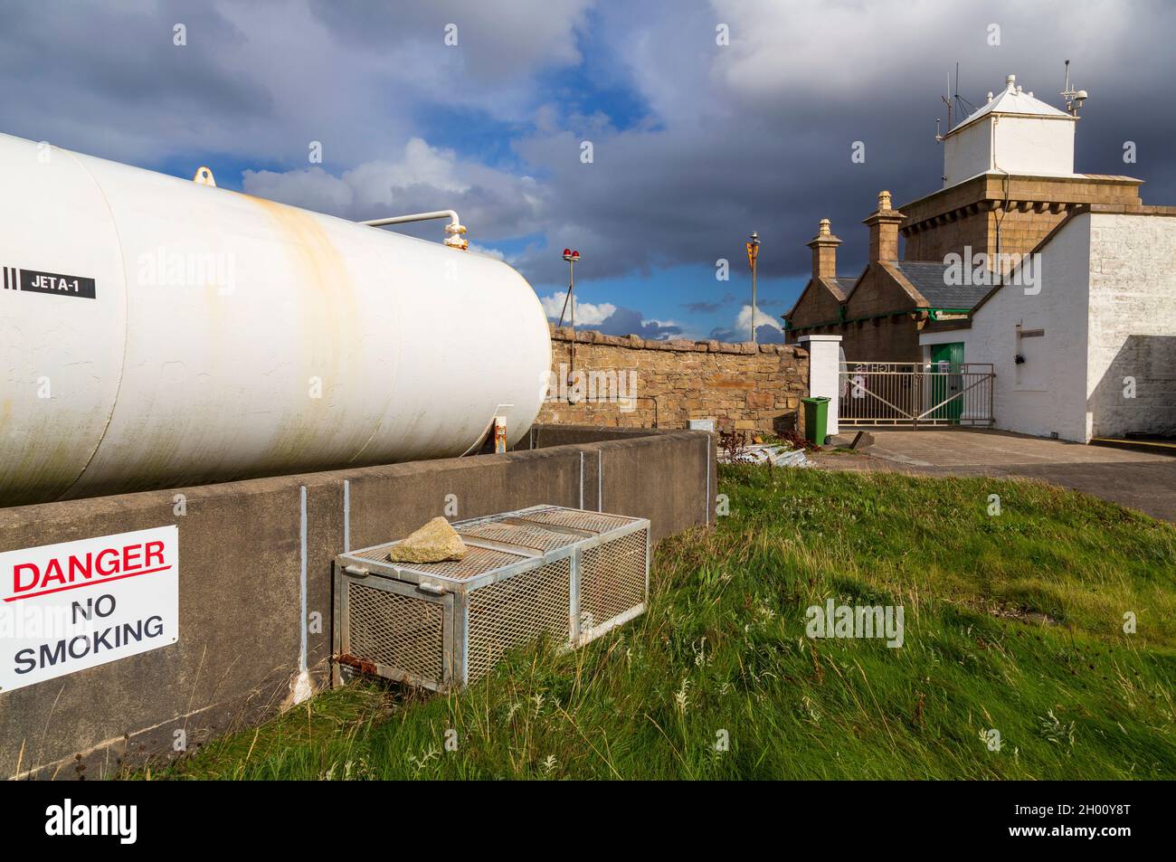 Jet fuel tank hi-res stock photography and images - Alamy