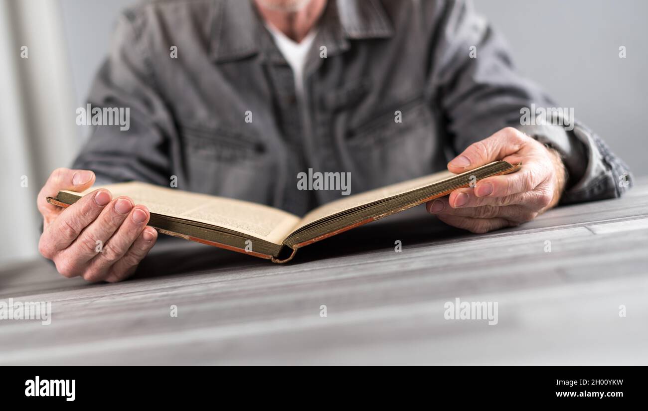 Man sitting reading a book Stock Photo - Alamy
