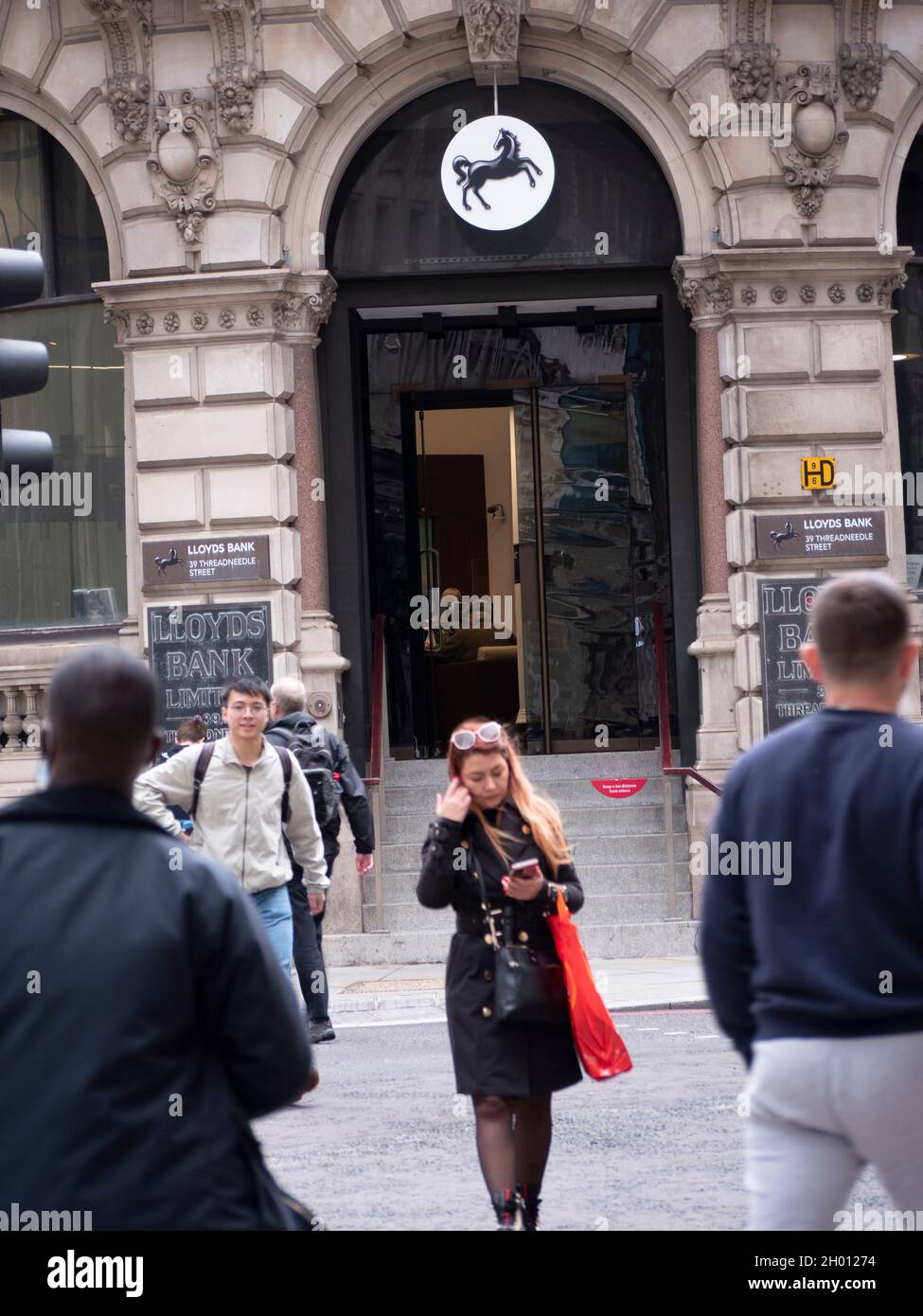 Threadneedle street london pedestrians hi-res stock photography and ...