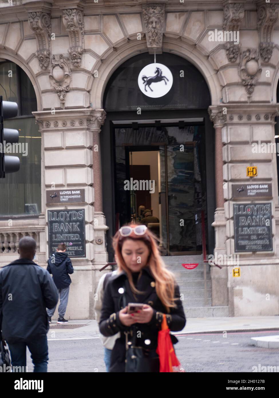 Threadneedle street london pedestrians hi-res stock photography and ...