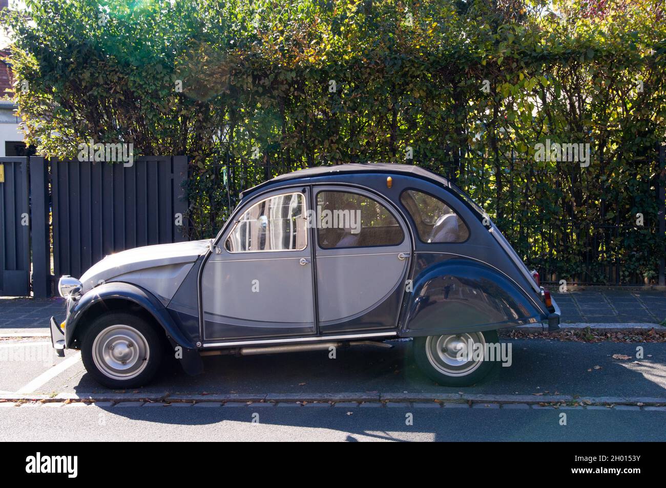 Old classic car from hi-res stock photography and images - Alamy