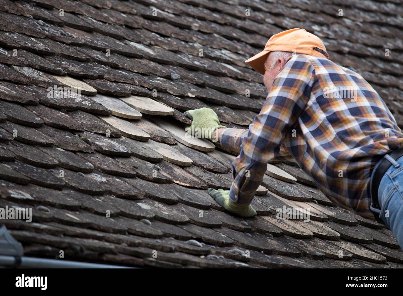 Fixing roof tiles hi-res stock photography and images - Alamy