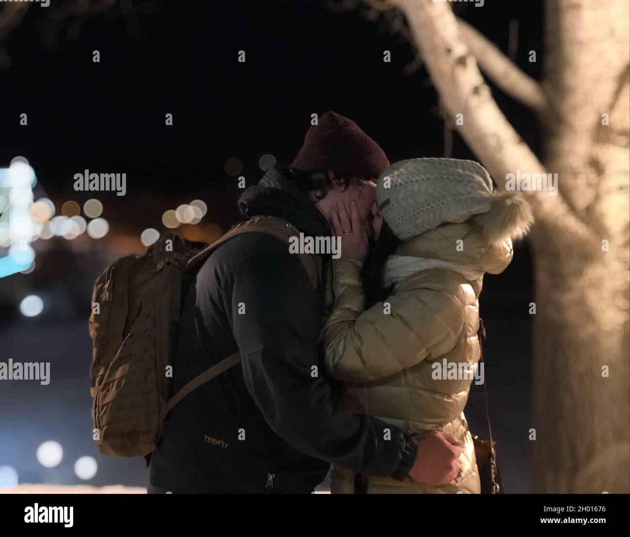 Couple kissing night outside hi-res stock photography and images - Alamy