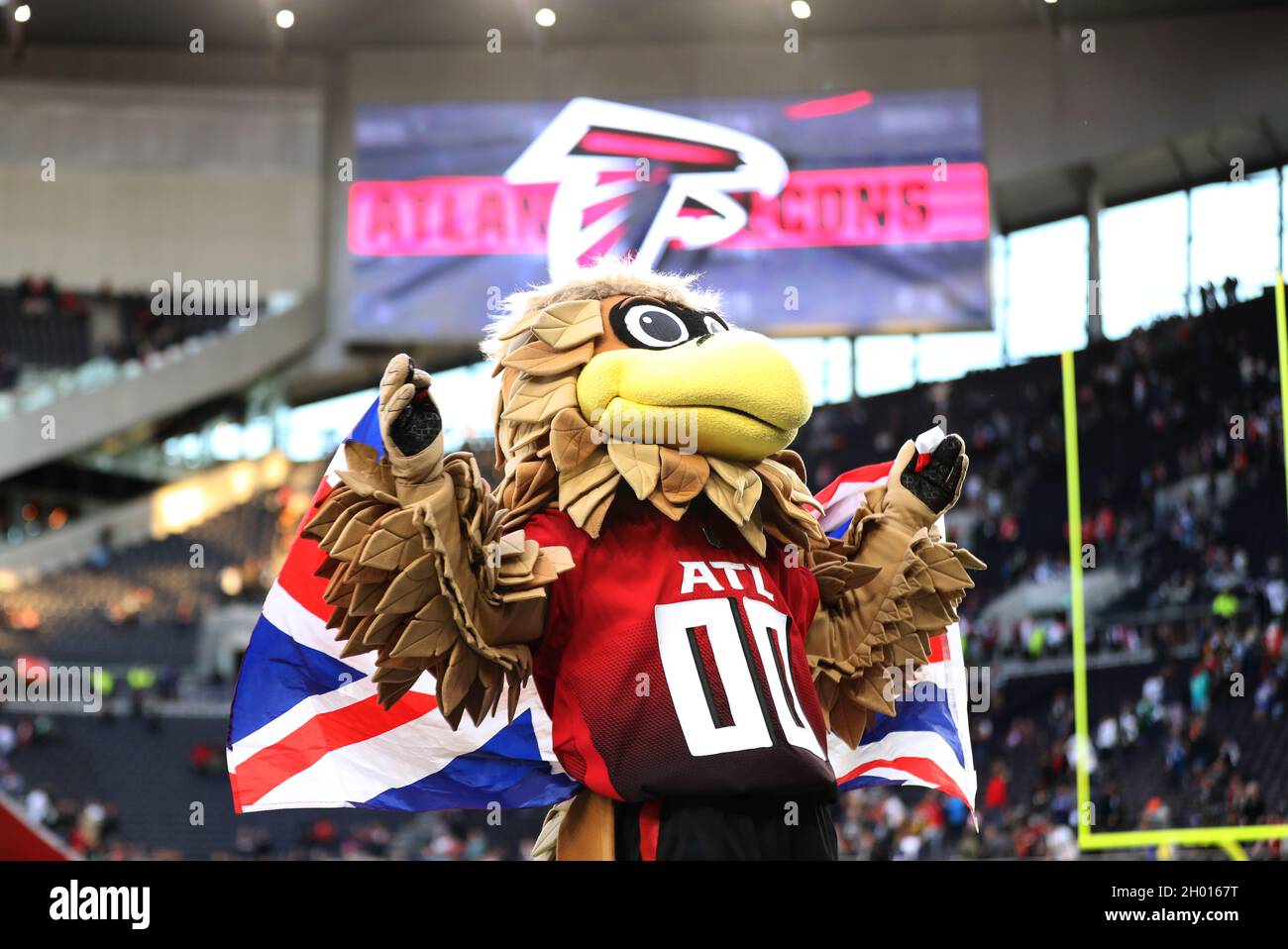 Atlanta falcons mascot freddie falcon hi-res stock photography and images - Alamy