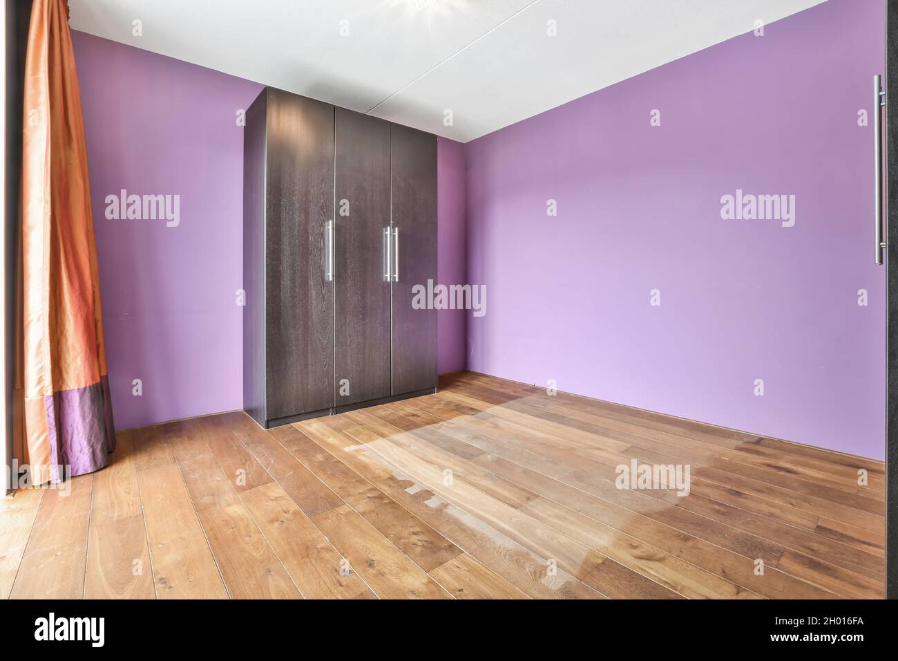 A beautiful empty room with a modern interior Stock Photo - Alamy