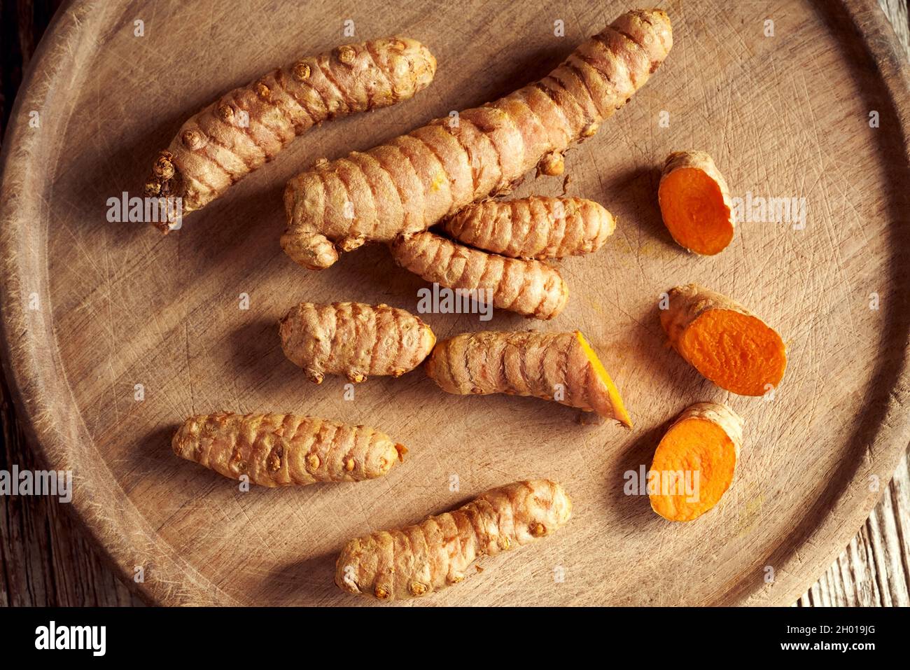Fresh whole and cut up turmeric root - healthy anti-inflammatory food ...
