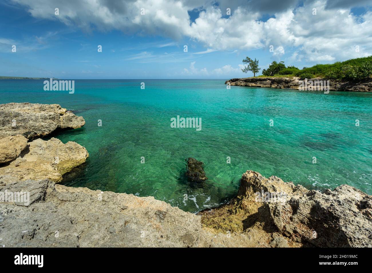 Tropical view of the coastal region and beaches with turquoise calm ...