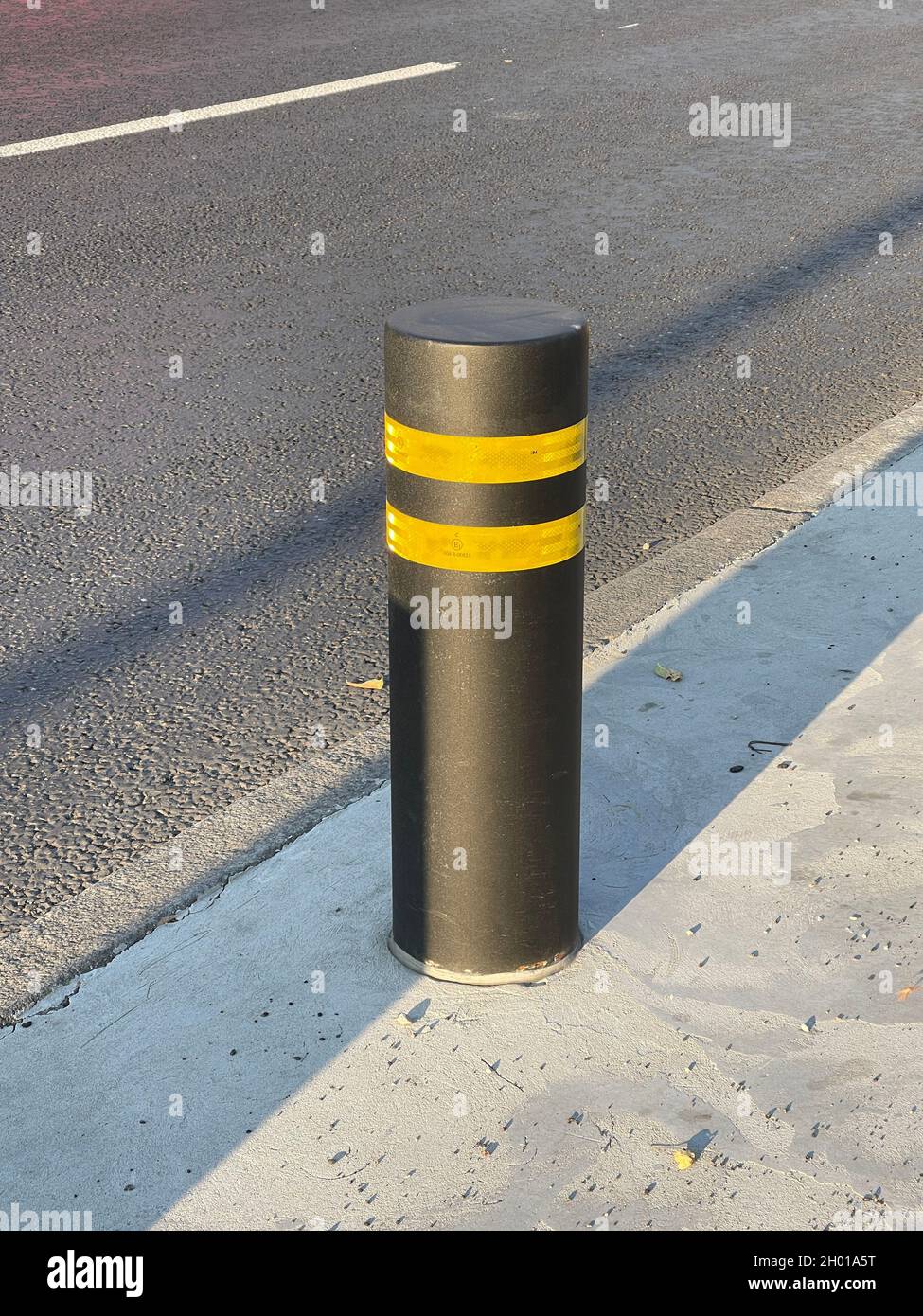 Roadside reflective bollard hi-res stock photography and images - Alamy