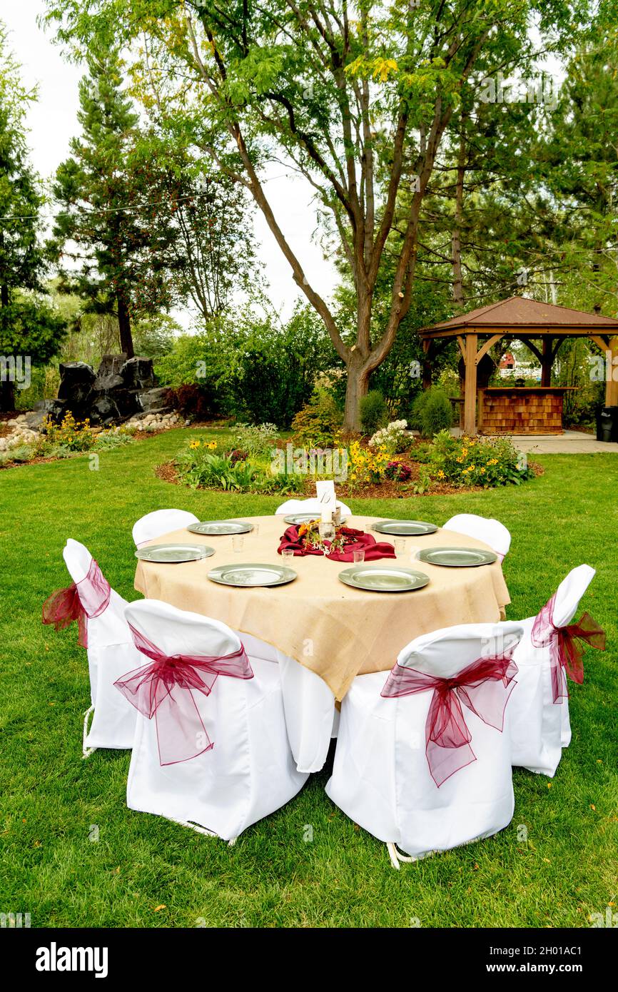 Outdoor wedding reception dinner table Stock Photo - Alamy
